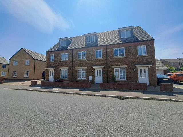 3 bedroom town house for sale in Dragonfly Way, Pineham, Northampton, NN4