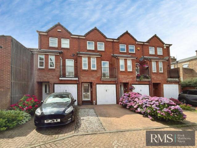 3 bedroom town house for sale in Hawthorn Mews, Newcastle Upon Tyne, NE3