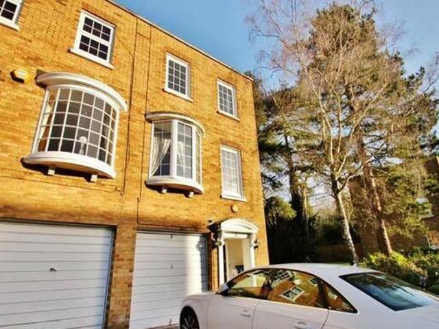 3 bedroom town house for sale in Hawthorns Woodford Green IG8