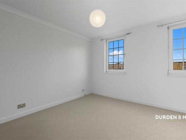 3 bedroom town house for sale in Hawthorns, Woodford Green, IG8