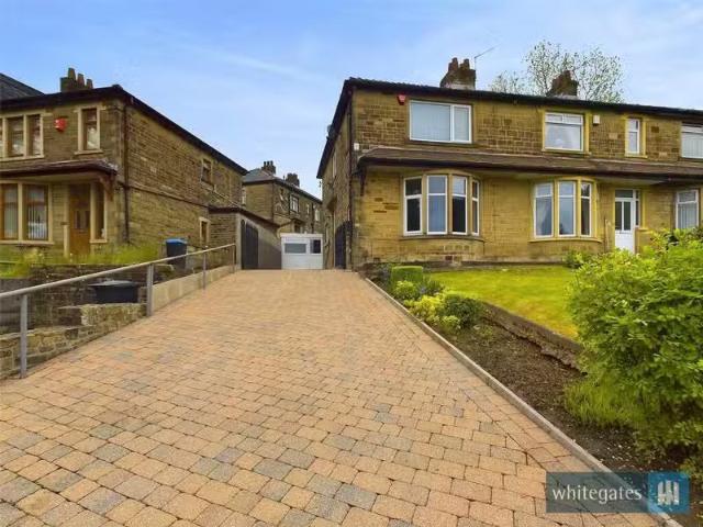 3 bedroom town house for sale in Moore Avenue, Bradford, West.