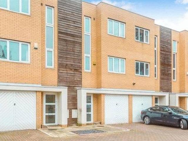 3 bedroom town house for rent in 3 Bed Unfurnished Lakeside Rise M9