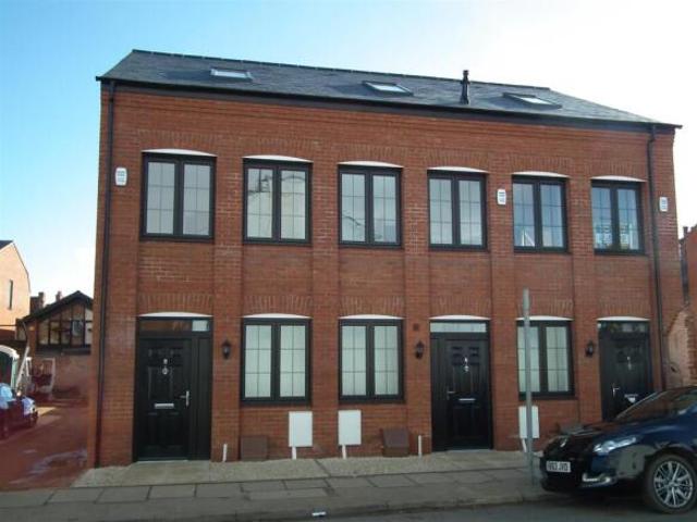 3 bedroom town house for rent in Thenford Street, Abington, Northampton, NN1