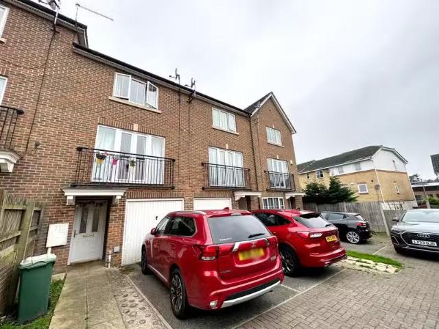 3 bedroom town house for rent in Tregony Road, Orpington, BR6