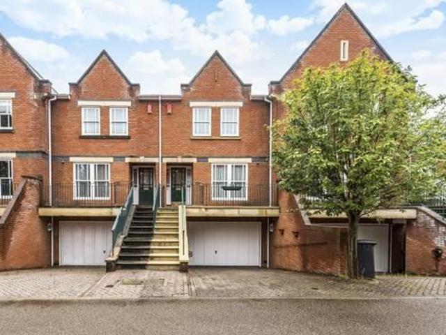 3 bedroom town house for rent in Virginia Water Surrey GU25