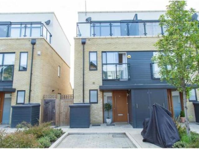 3 bedroom town house for rent in Ashflower Drive Harold Wood Romford, RM3