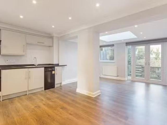 3 bedroom town house for rent in Aplins Close Harpenden AL5