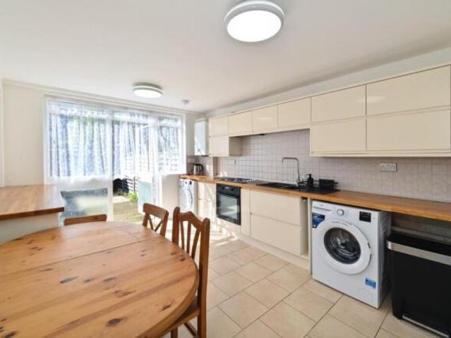 3 bedroom town house for rent in Blackwell Close, London, E5