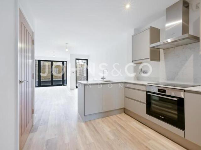 3 bedroom town house for rent in Burgess Street, Wharfside Mews, London, E14
