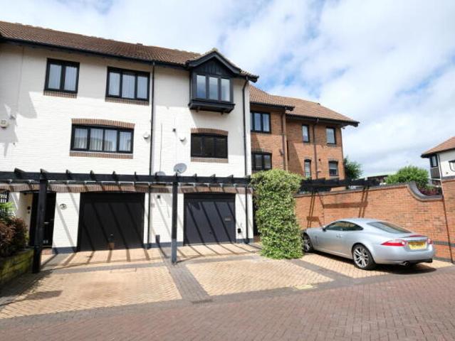 3 bedroom town house for rent in Calshot Court, Southampton, SO14 3GR, SO14