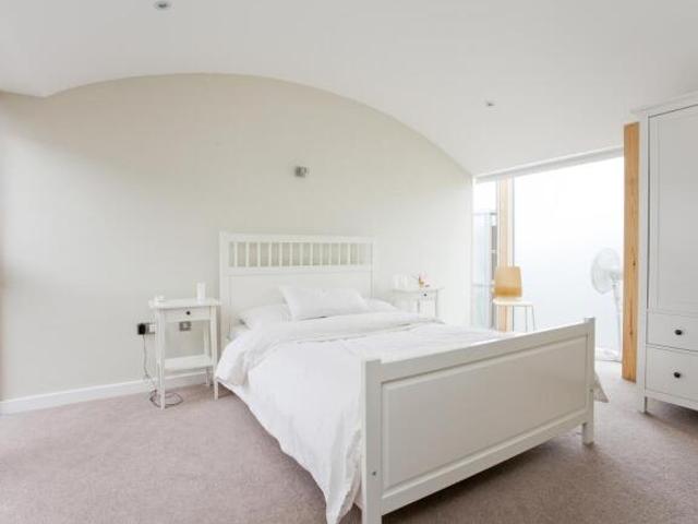 3 bedroom town house for rent in Century Mews, London, N5