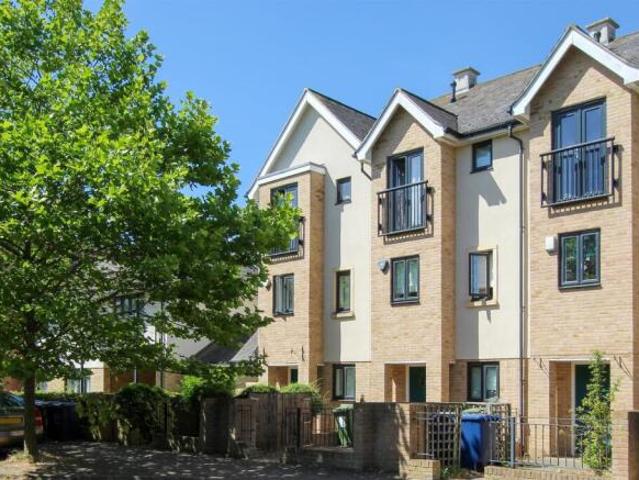 3 bedroom town house for rent in Circus Drive, Cambridge, CB4