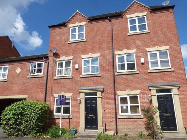3 bedroom town house for rent in Coral Close City Point DE24