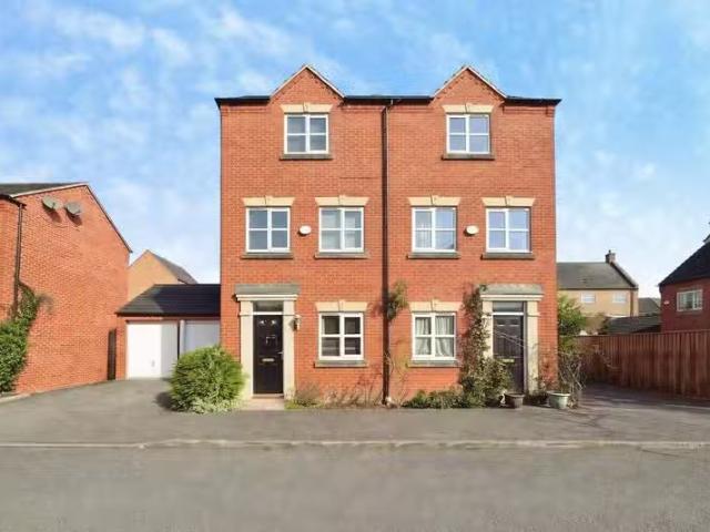 3 bedroom town house for rent in Coral Close, City Point, Derb.