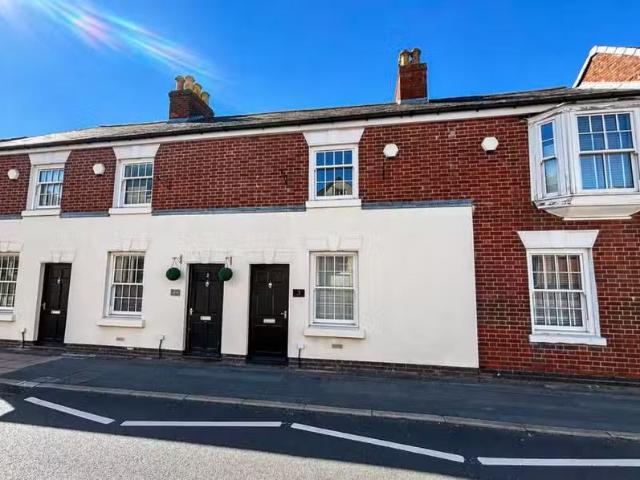 3 bedroom town house for rent in Claremont Terrace, High Stree.