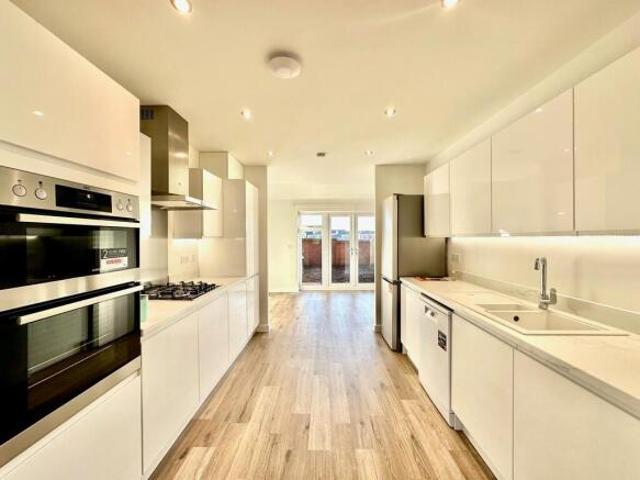 3 bedroom town house for rent in Dart Avenue, Topsham, Exeter, EX2