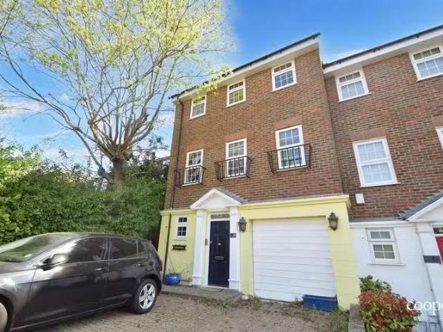 3 bedroom town house for rent in Dene Road, Northwood, HA6