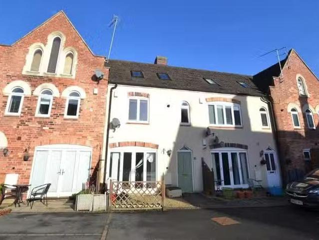 3 bedroom town house for rent in Elisabeth Court, Beaconsfield.