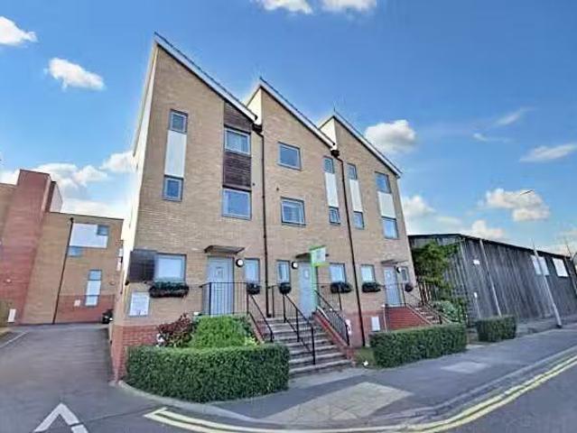 3 bedroom town house for rent in Hawkins Road, Colchester, Esi.