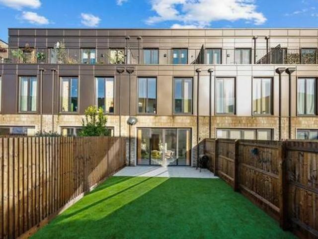 3 bedroom town house for rent in Henry Darlot Drive London NW7