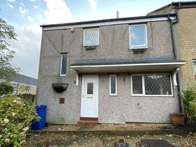 3 bedroom town house for rent in Heys Close Blackburn BB2