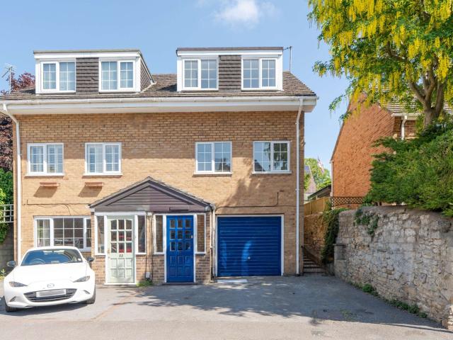 3 bedroom Town house for rent in High Street, Wheatley, OX33 1XT