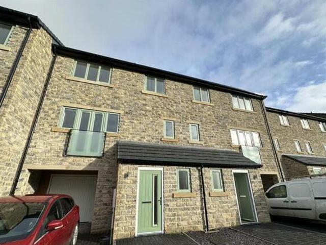 3 Bedroom Town House For Rent In Hipperholme