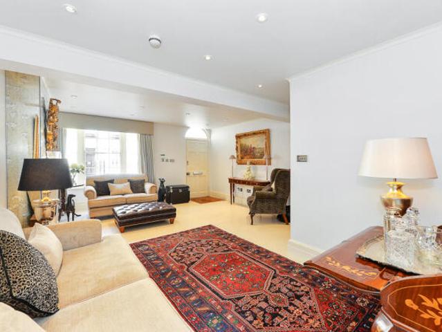 3 bedroom town house for rent in Knox Street, London, W1H