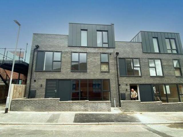 3 Bedroom Town House For Rent In Leeds