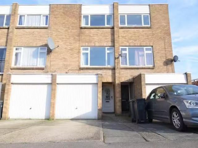 3 bedroom town house for rent in Mulberry Road, Northfleet, Gr.