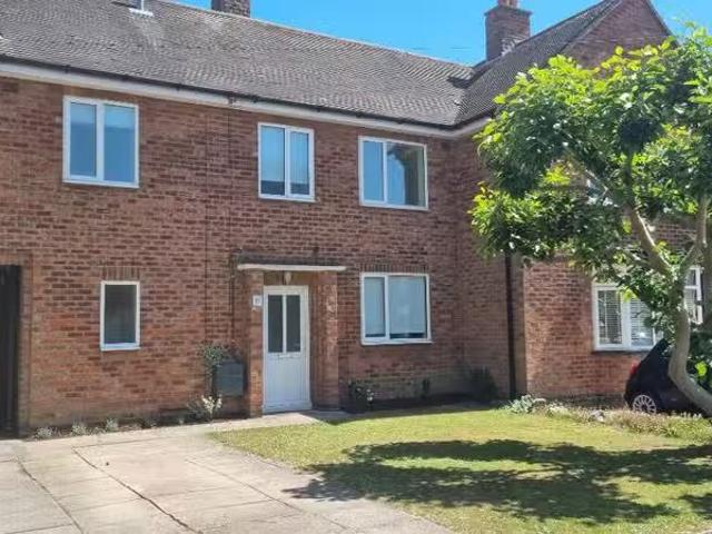 3 bedroom town house for rent in Newlands Road, Bentley Heath.