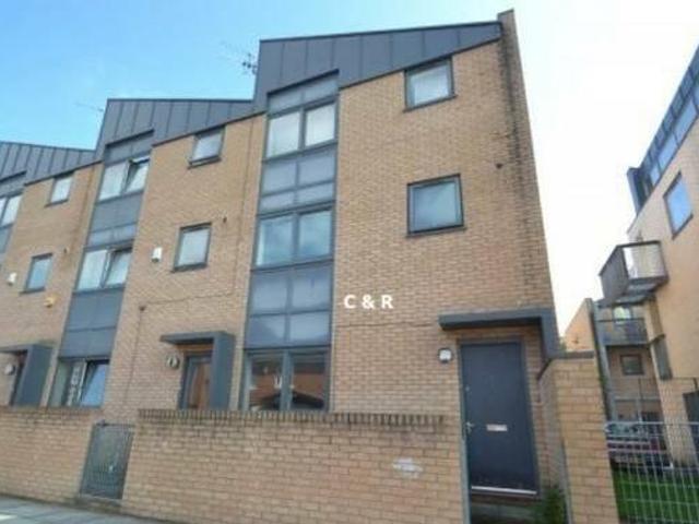 3 bedroom town house for rent in Peregrine Street Hulme Manchester M15 5PU M15