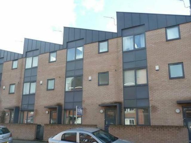 3 bedroom town house for rent in Peregrine Street Hulme Manchester M15 5PZ M15