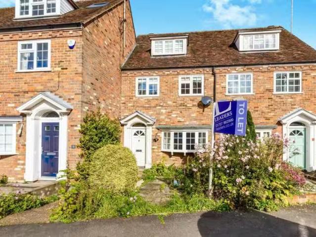 3 bedroom town house for rent in Pickford Road, Markyate, AL3