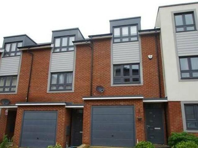 3 bedroom town house for rent in Rembrandt Way Garston Watford WD18