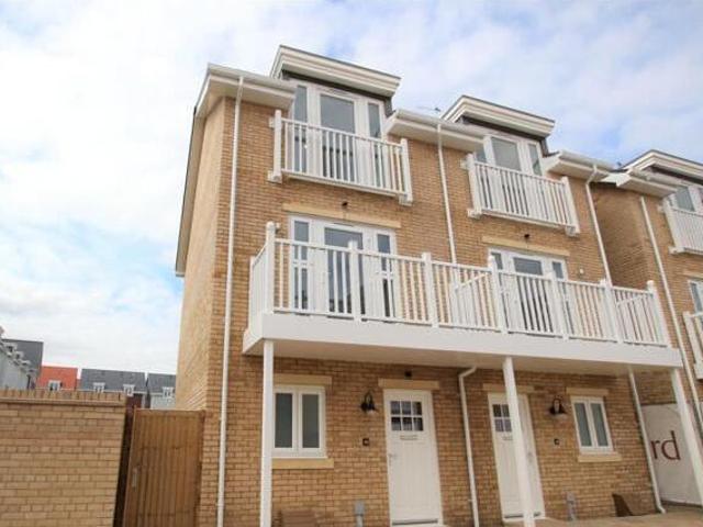3 Bedroom Town House For Rent In Reading, Berkshire