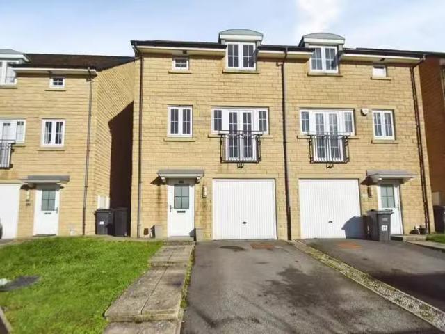 3 bedroom town house for rent in Staincliffe Drive, Keighley.