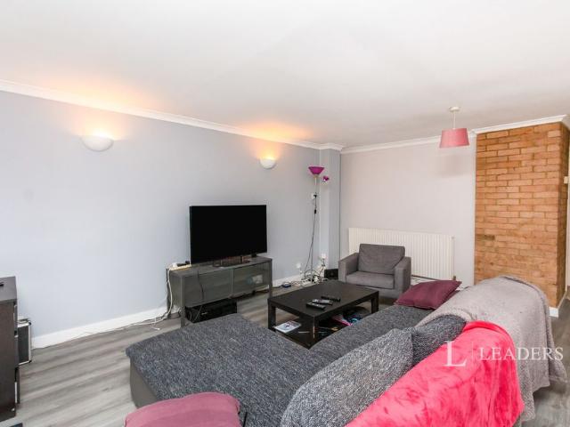 3 bedroom townhouse to rent Moorholme, Woking, Surrey, GU22