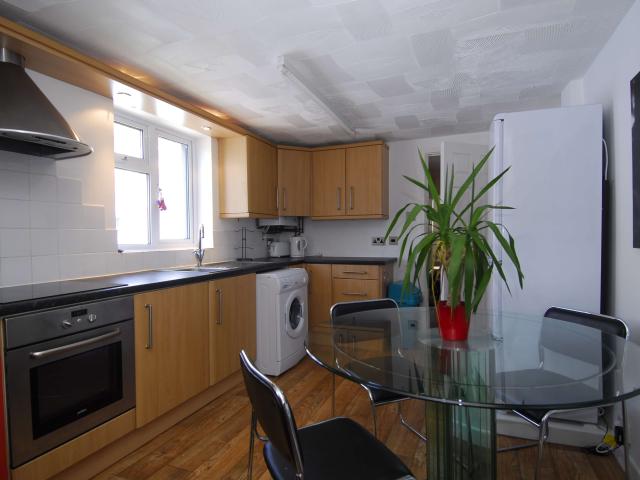3 Bedroom | Top Floor Flat, 13 Cheltenham Place, PL4 7DZ 3 BED