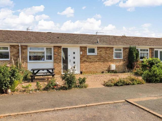 3 bedroom terraced bungalow for sale