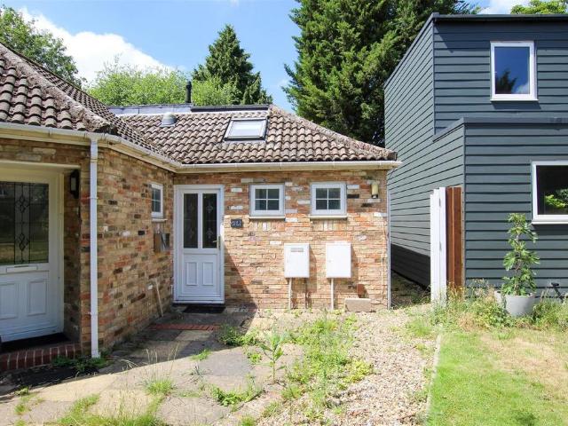 3 bedroom terraced bungalow to rent