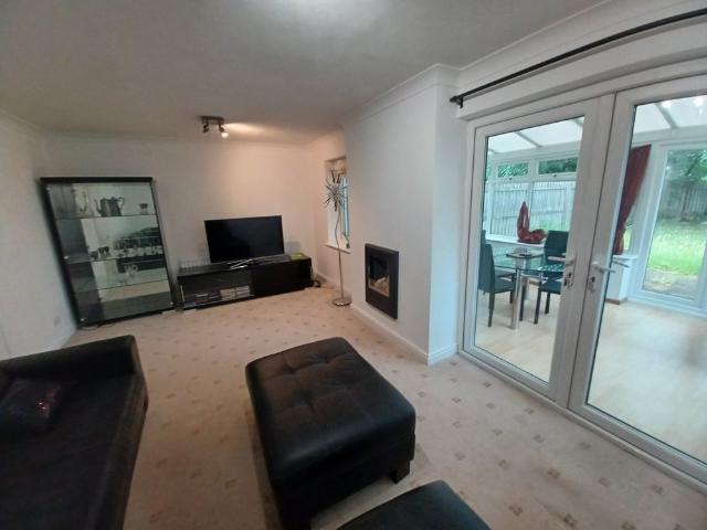3 bedroom terraced garage/parking space to rent