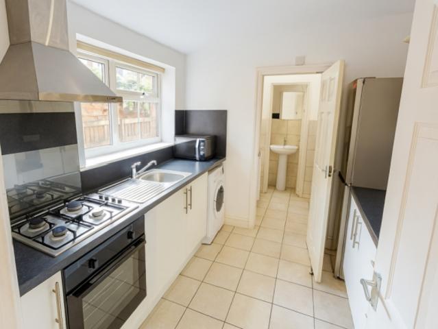 3 bedroom terraced house for rent in 3 28 Russell Street, Nottingham, NG7