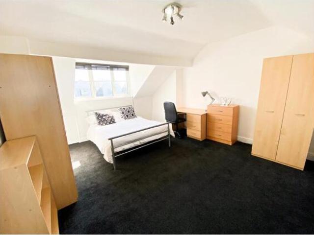 3 bedroom terraced house for rent in 15 Harefield Road, S11