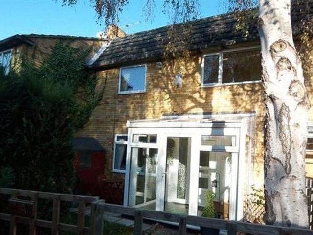 3 bedroom terraced house for rent in 56 min walk to Uni Victoria Street TW20