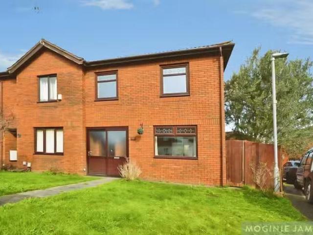 3 bedroom terraced house for rent in Colchester Avenue, Penyla.