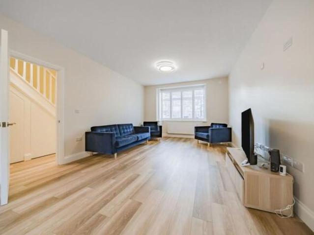 3 bedroom terraced house for rent in Colwood Gardens, Colliers Wood, London, SW19