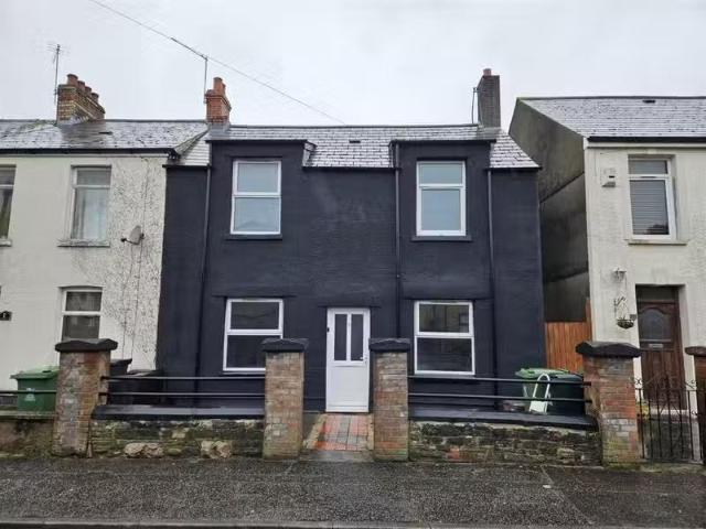 3 bedroom terraced house for rent in Conybeare Road, Victoria.