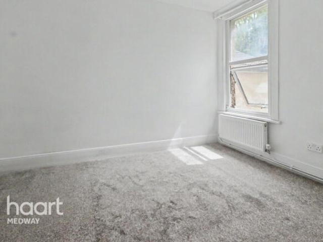 3 bedroom terraced house for rent in Cornwall Road, GILLINGHAM, ME7