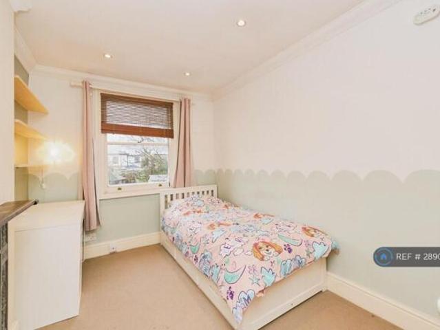 3 bedroom terraced house for rent in Campbell Road, Twickenham, TW2